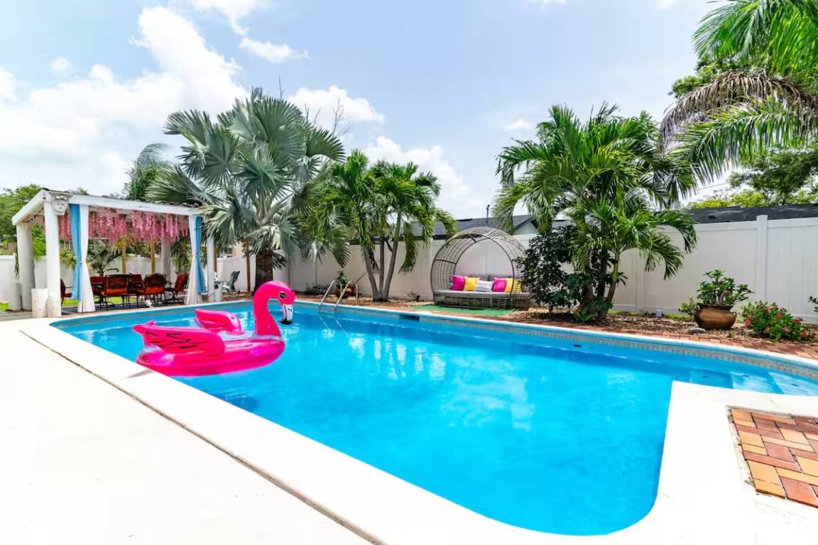 149 M² House ∙ 3 Bedrooms ∙ 16 Guests - Largo, FL