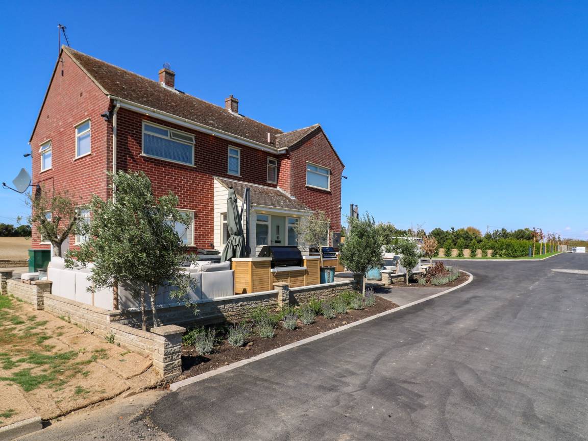 Cottage ∙ 4 Bedrooms ∙ 8 Guests - Clacton-on-Sea
