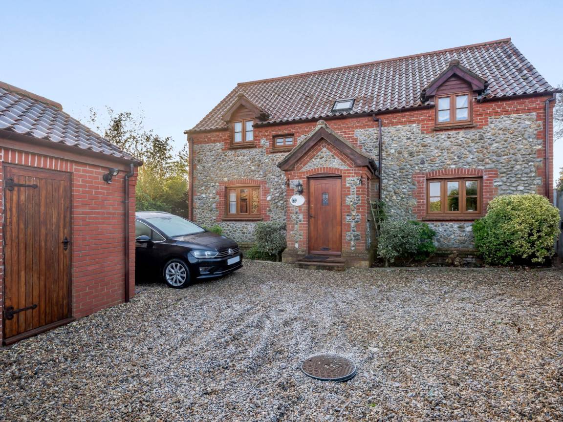 Cottage ∙ 4 Bedrooms ∙ 8 Guests - Holt