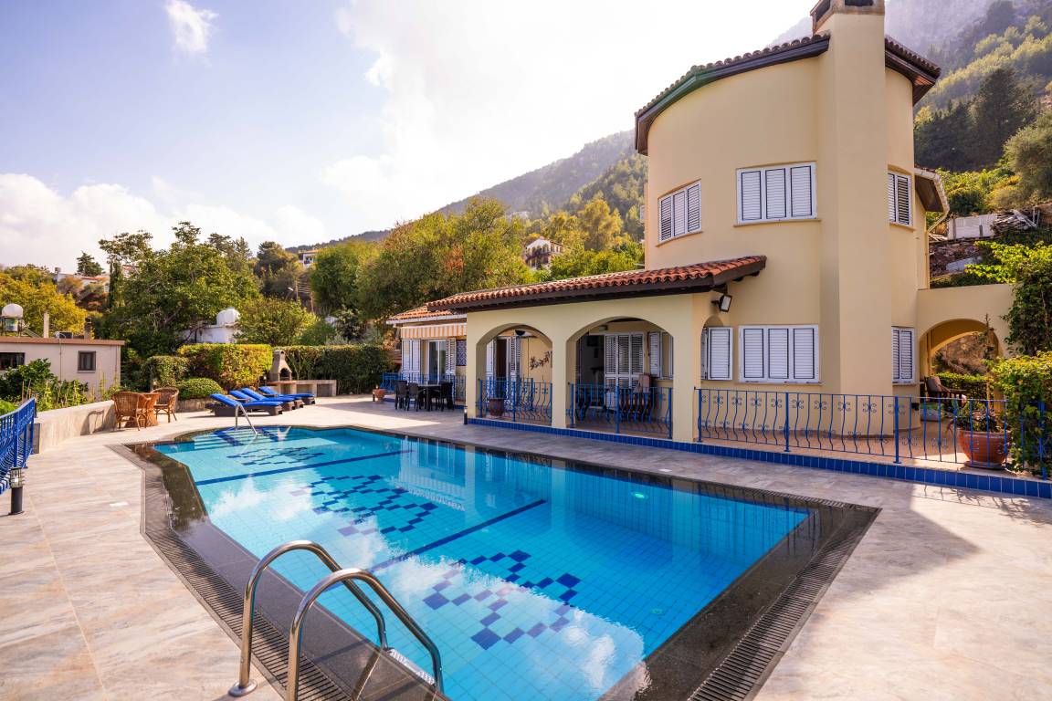 200 M² Villa ∙ 4 Bedrooms ∙ 8 Guests - Cyprus