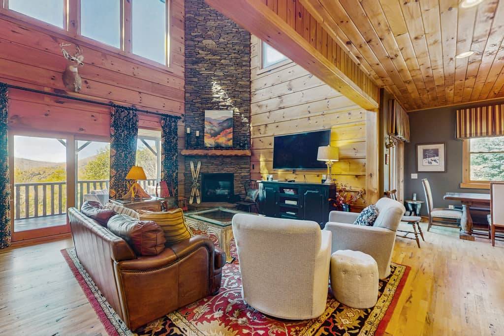 Lodge ∙ 4 Bedrooms ∙ 12 Guests - North Carolina
