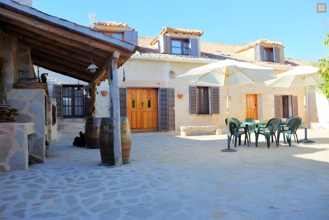 400 M² Casa ∙ 6 Habitaciones ∙ 12 Huéspedes - Sepúlveda