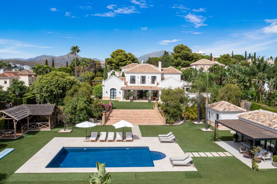 392 M² Villa ∙ 5 Bedrooms ∙ 10 Guests - Estepona