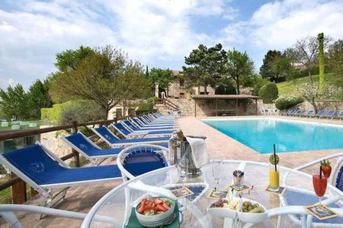 900 M² Villa ∙ 18 Chambres ∙ 44 Personnes - Ombrie