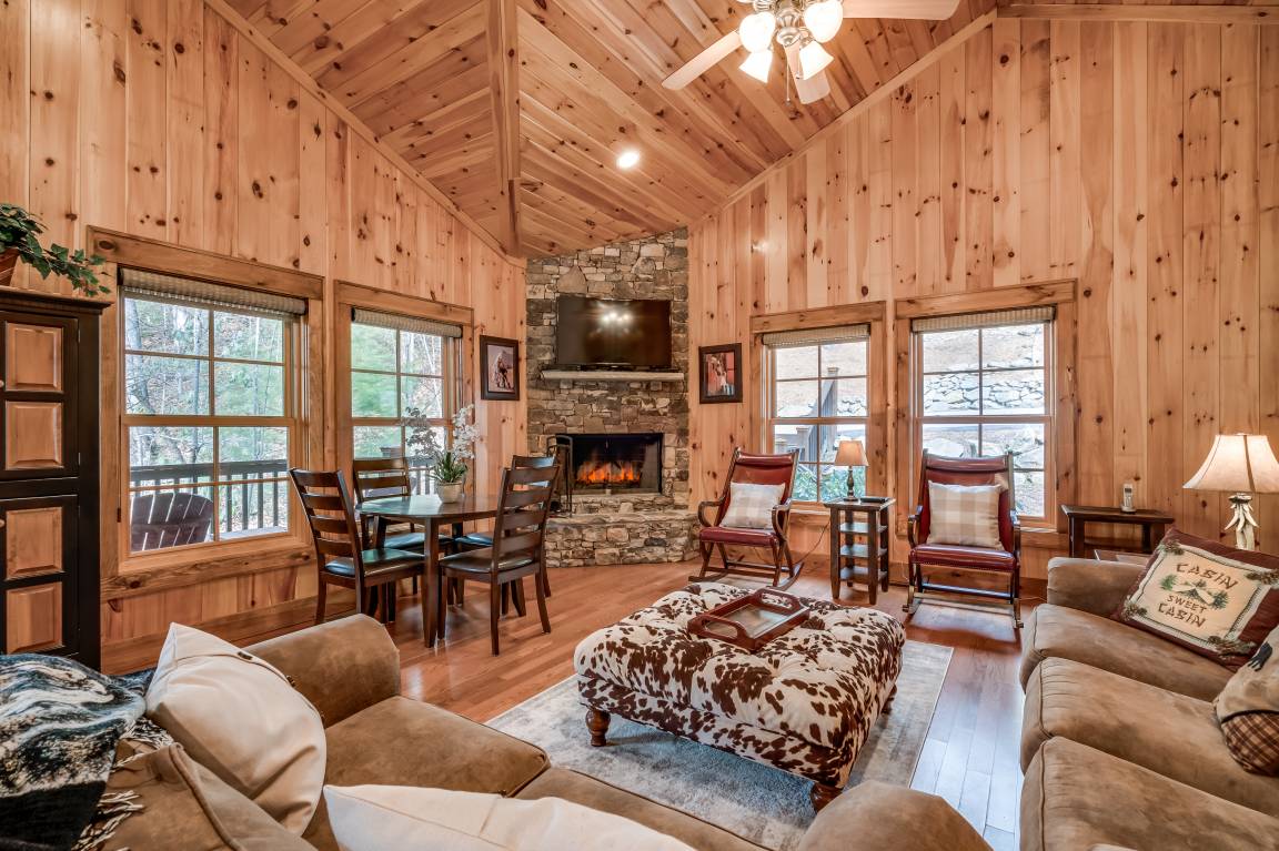 Cabin ∙ 2 Bedrooms ∙ 4 Guests - Cashiers, NC