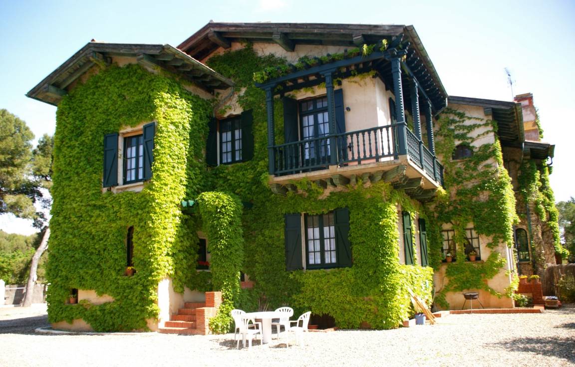 200 M² House ∙ 6 Bedrooms ∙ 14 Guests - Funes