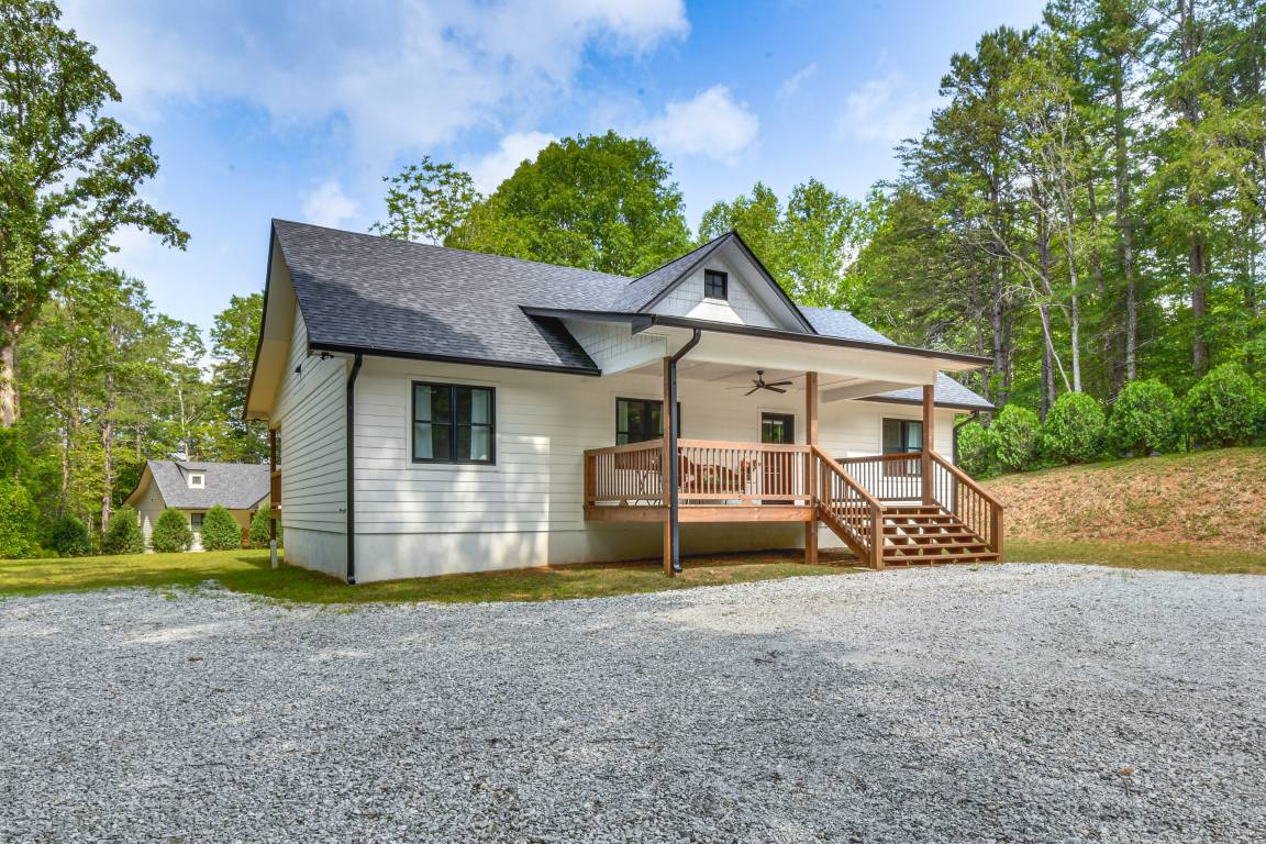 111 M² House ∙ 3 Bedrooms ∙ 6 Guests - Lake Rabun, GA