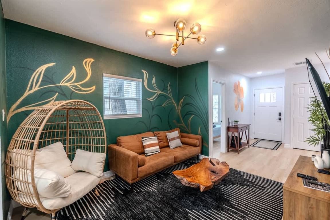 Apartment ∙ 6 Bedrooms ∙ 13 Guests - Houston, TX