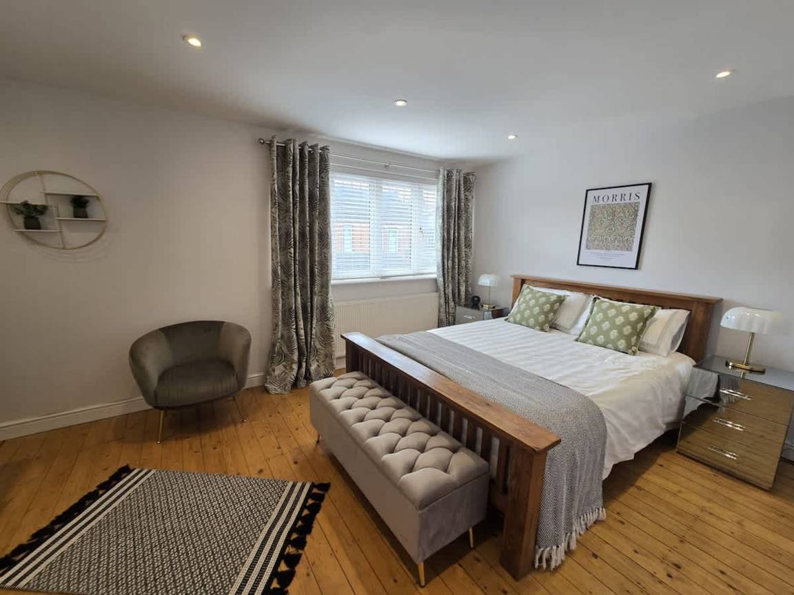 House ∙ 4 Bedrooms ∙ 8 Guests - Bracknell
