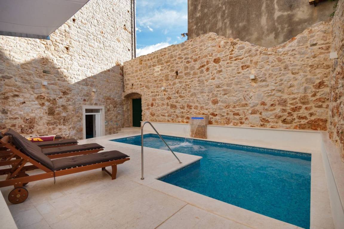 270 M² Villa ∙ 5 Makuuhuonetta ∙ 13 Vierasta - Postira