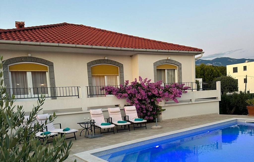 180 M² Villa ∙ 3 Bedrooms ∙ 8 Guests - Rab