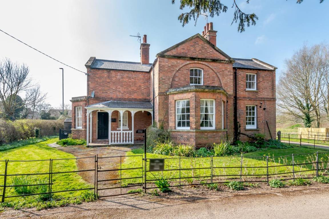 Cottage ∙ 2 Bedrooms ∙ 4 Guests - Southwell