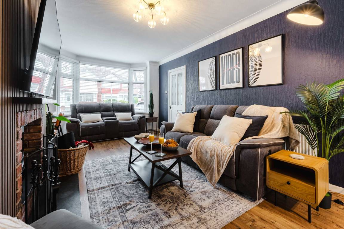 Apartment ∙ 3 Bedrooms ∙ 6 Guests - Oldham