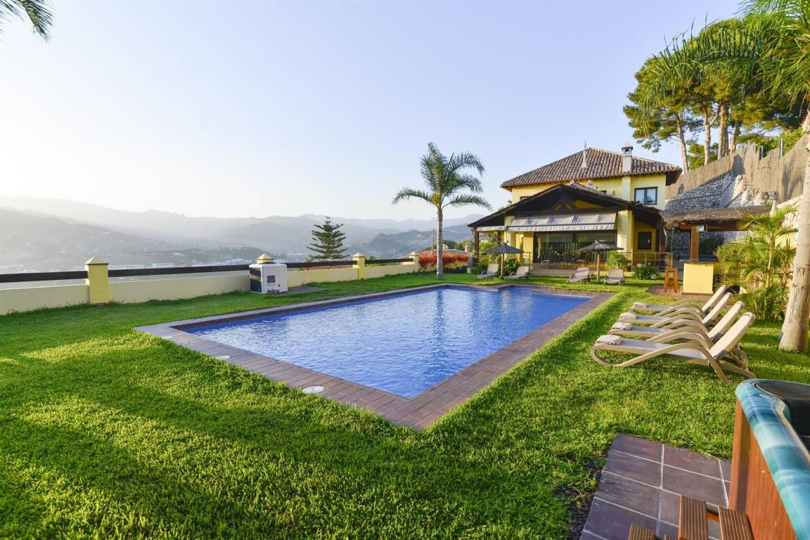 500 M² Villa ∙ 5 Bedrooms ∙ 12 Guests - Costa Tropical