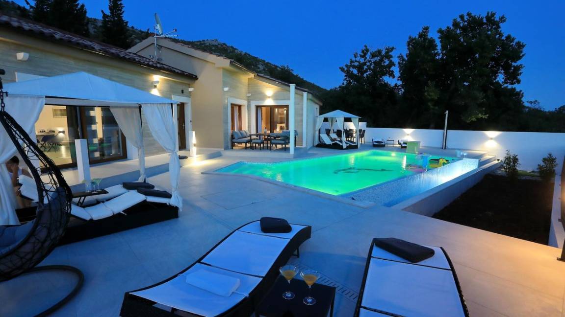 196 M² Apartment ∙ 4 Bedrooms ∙ 8 Guests - Starigrad