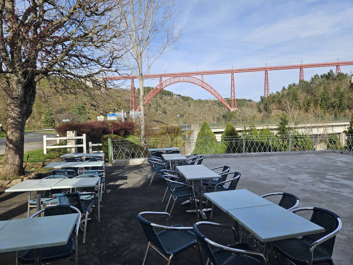 Mökki ∙ 35 Makuuhuonetta ∙ 80 Vierasta - Cantal