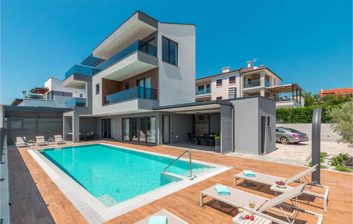 330 M² House ∙ 4 Bedrooms ∙ 8 Guests - Pula