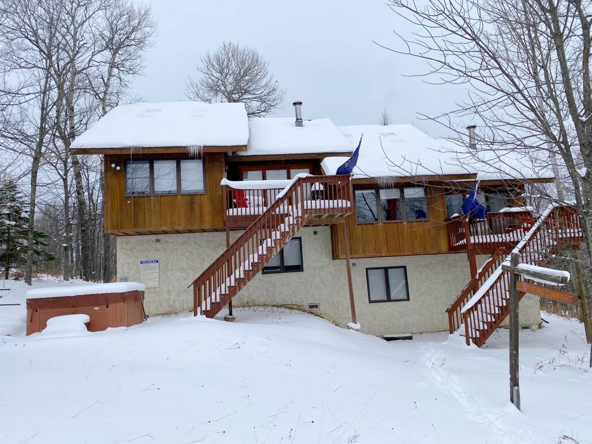 House ∙ 4 Bedrooms ∙ 11 Guests - Ironwood, MI