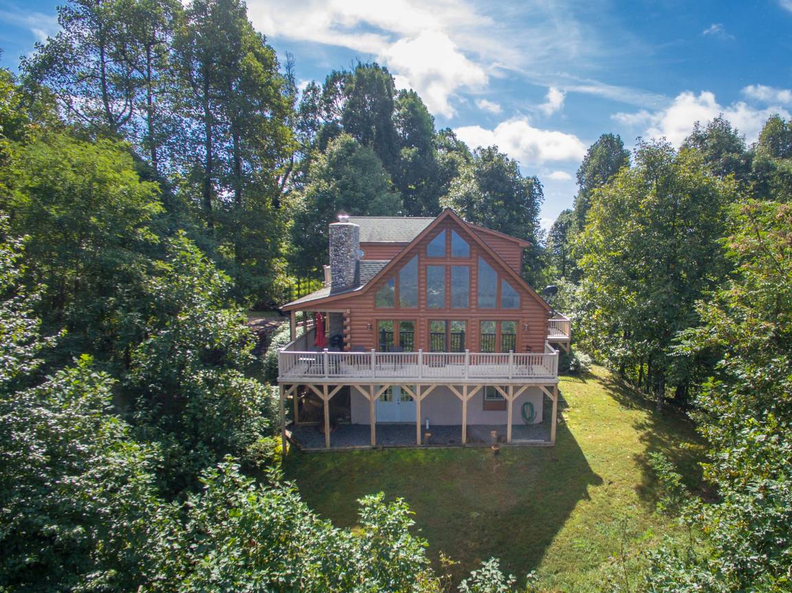 195 M² Cabin ∙ 2 Bedrooms ∙ 4 Guests - Lake Lure, NC