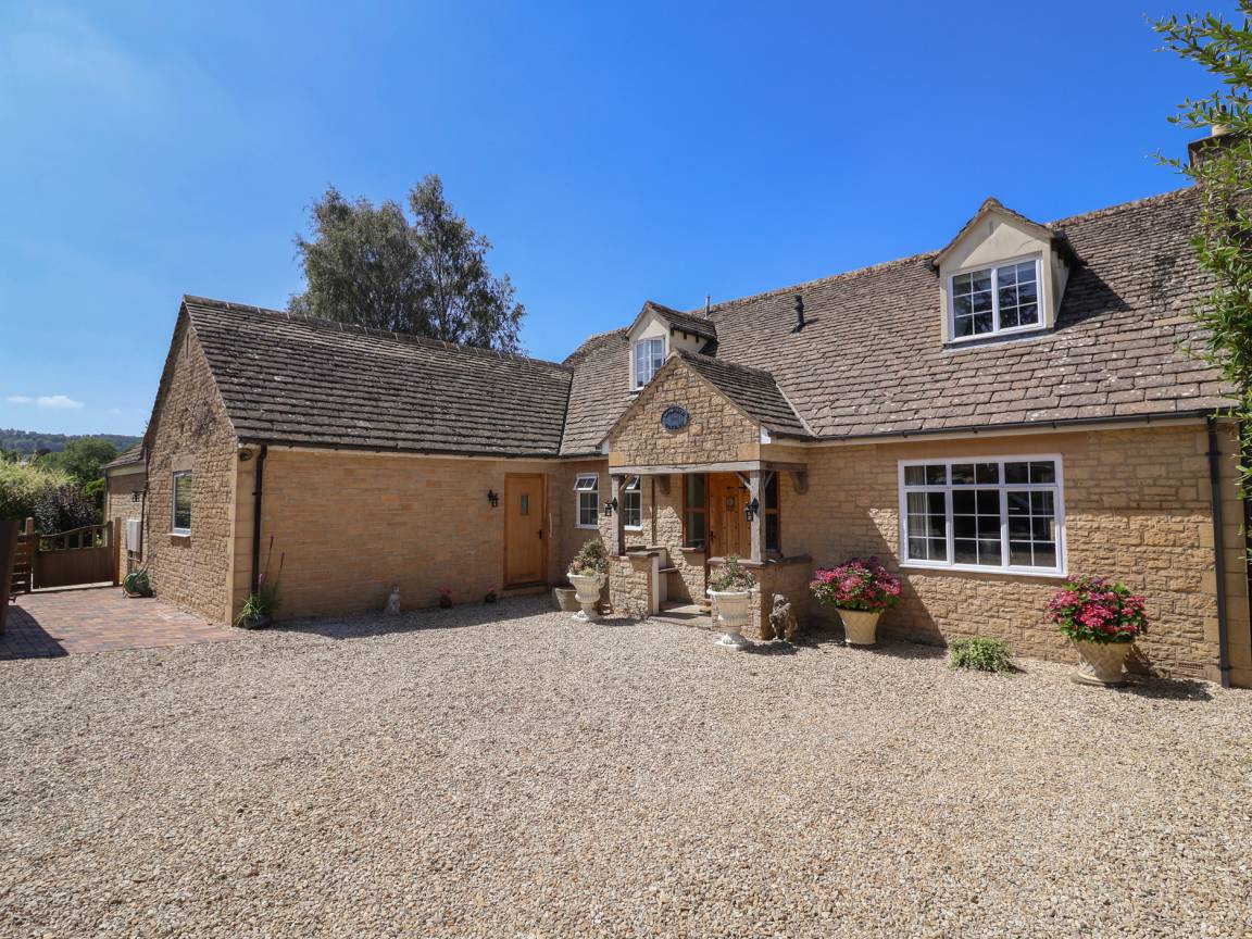 Cottage ∙ 4 Bedrooms ∙ 10 Guests - Cheltenham