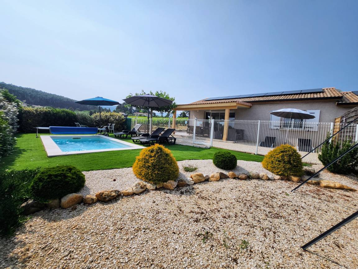 60 M² Villa ∙ 2 Bedrooms ∙ 6 Guests - Joyeuse