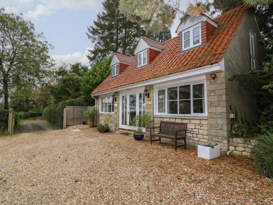 Cottage ∙ 2 Bedrooms ∙ 4 Guests - Bath