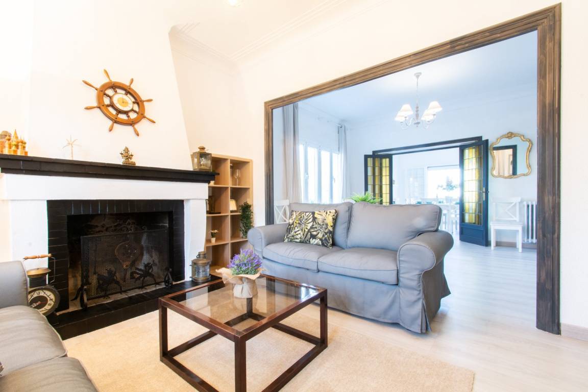 260 M² Casa ∙ 5 Habitaciones ∙ 9 Huéspedes - Badalona