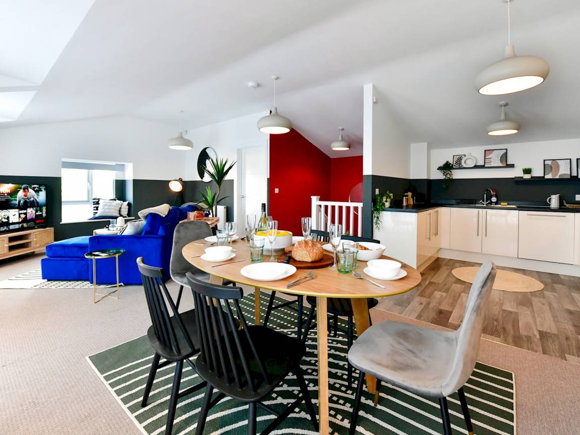 111 M² House ∙ 2 Bedrooms ∙ 6 Guests - Newport
