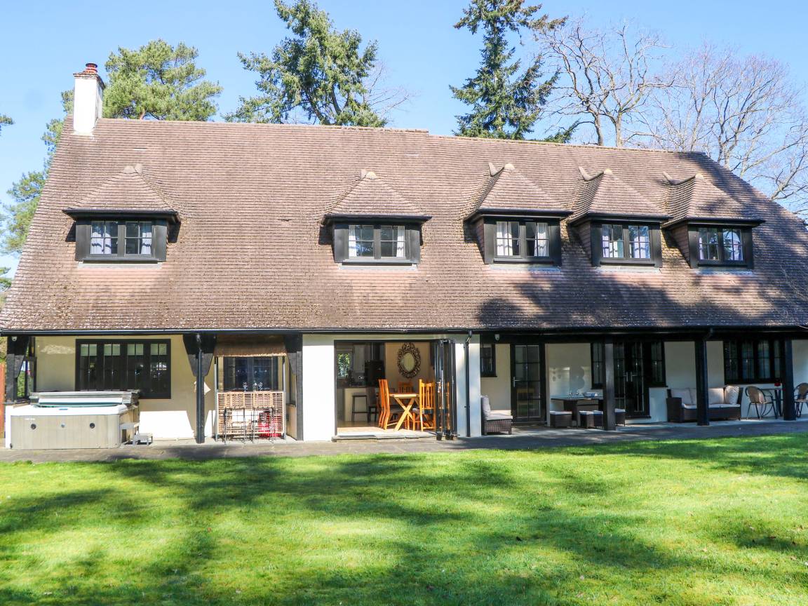 Cottage ∙ 6 Bedrooms ∙ 12 Guests - Christchurch