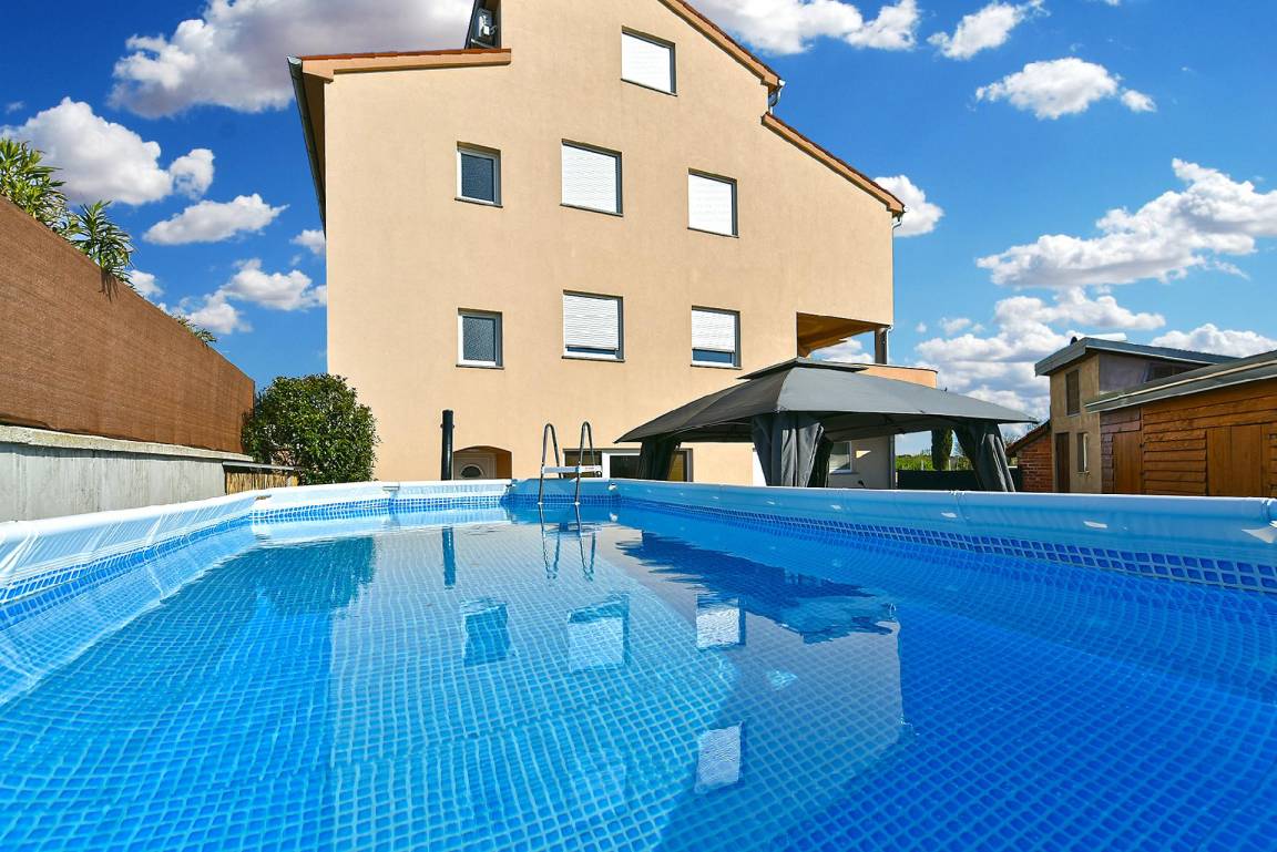 90 M² Apartment ∙ 2 Bedrooms ∙ 6 Guests - Peroj