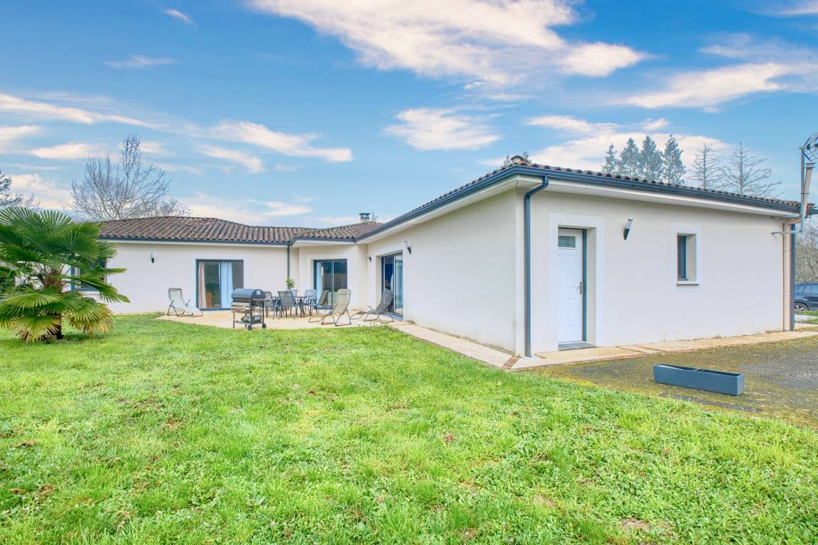 190 M² Maison De Vacances ∙ 4 Chambres ∙ 9 Personnes - Périgueux