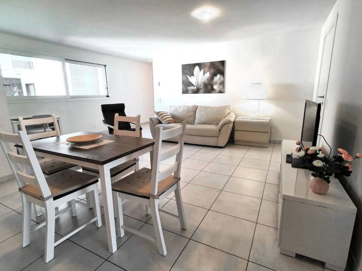 80 M² Huoneisto ∙ 1 Makuuhuone ∙ 3 Vierasta - Minusio