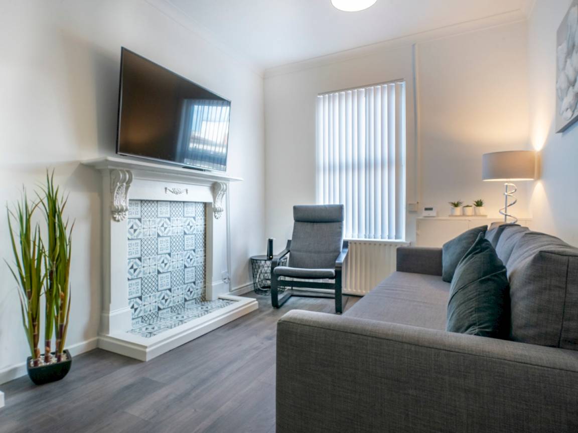 93 M² House ∙ 2 Bedrooms ∙ 4 Guests - Belfast