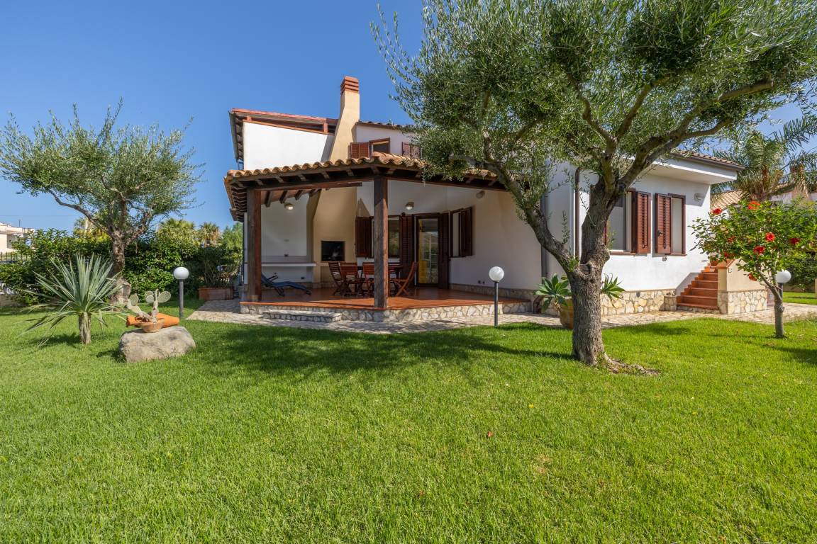 140 M² Villa ∙ 4 Bedrooms ∙ 16 Guests - Sicily