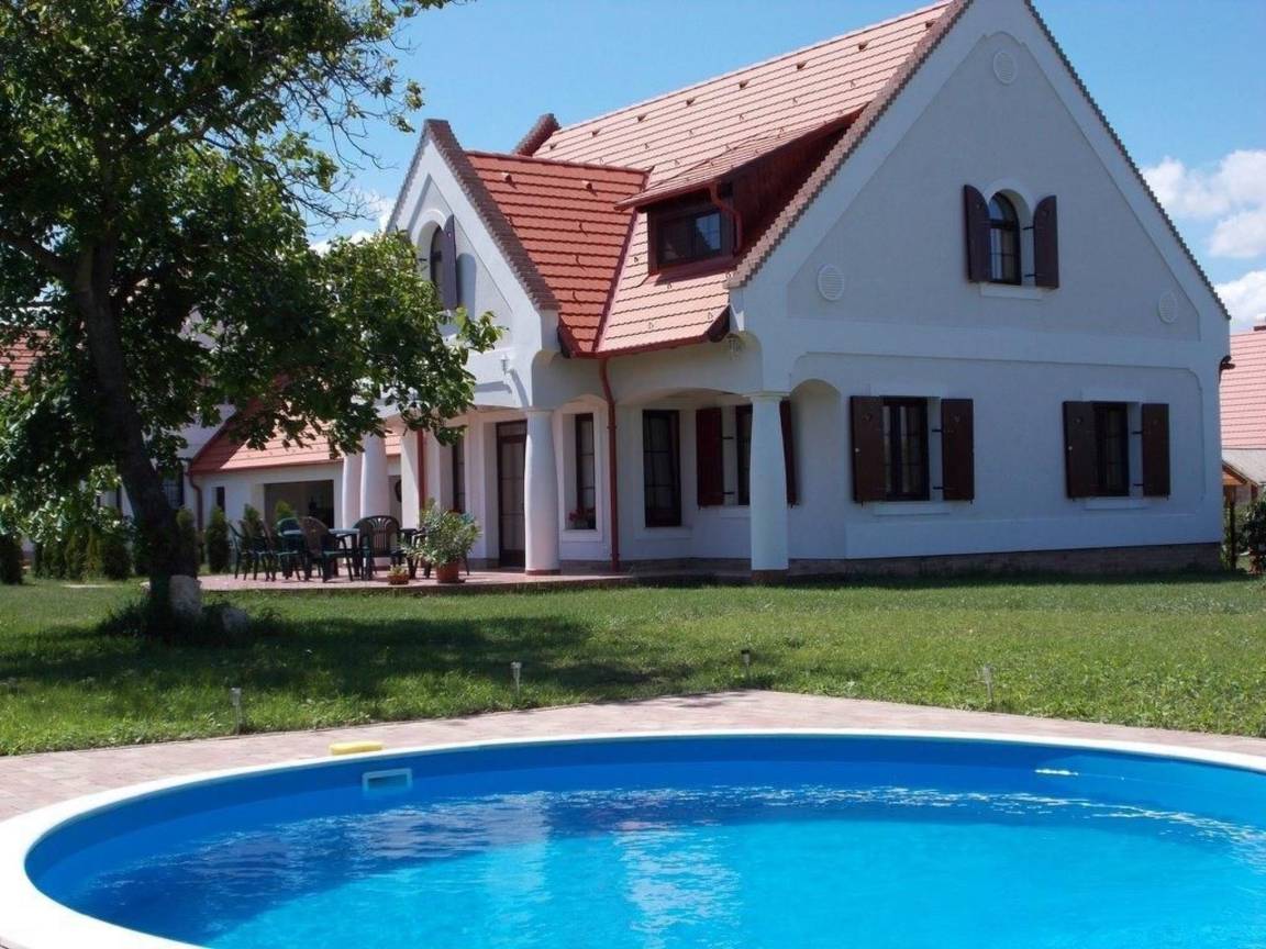 162 M² House ∙ 5 Bedrooms ∙ 17 Guests - Veszprém megye