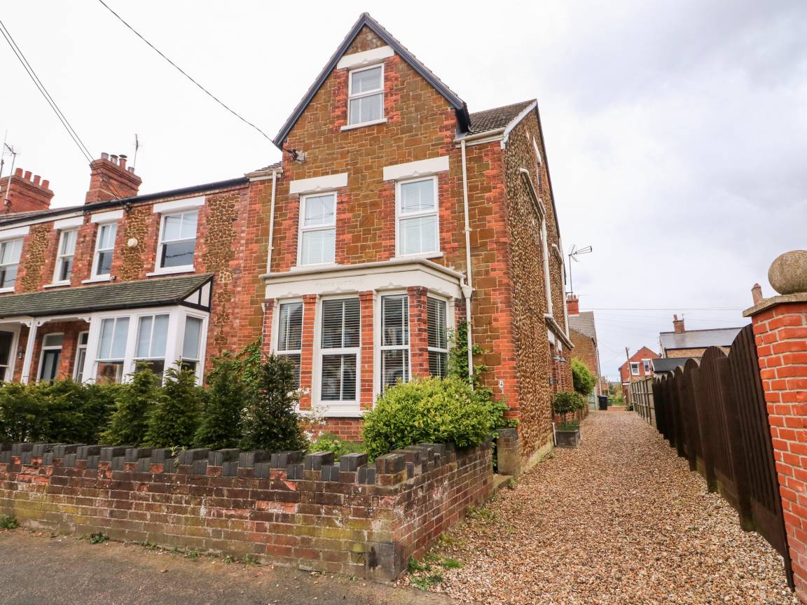 Cottage ∙ 4 Bedrooms ∙ 8 Guests - Old Hunstanton