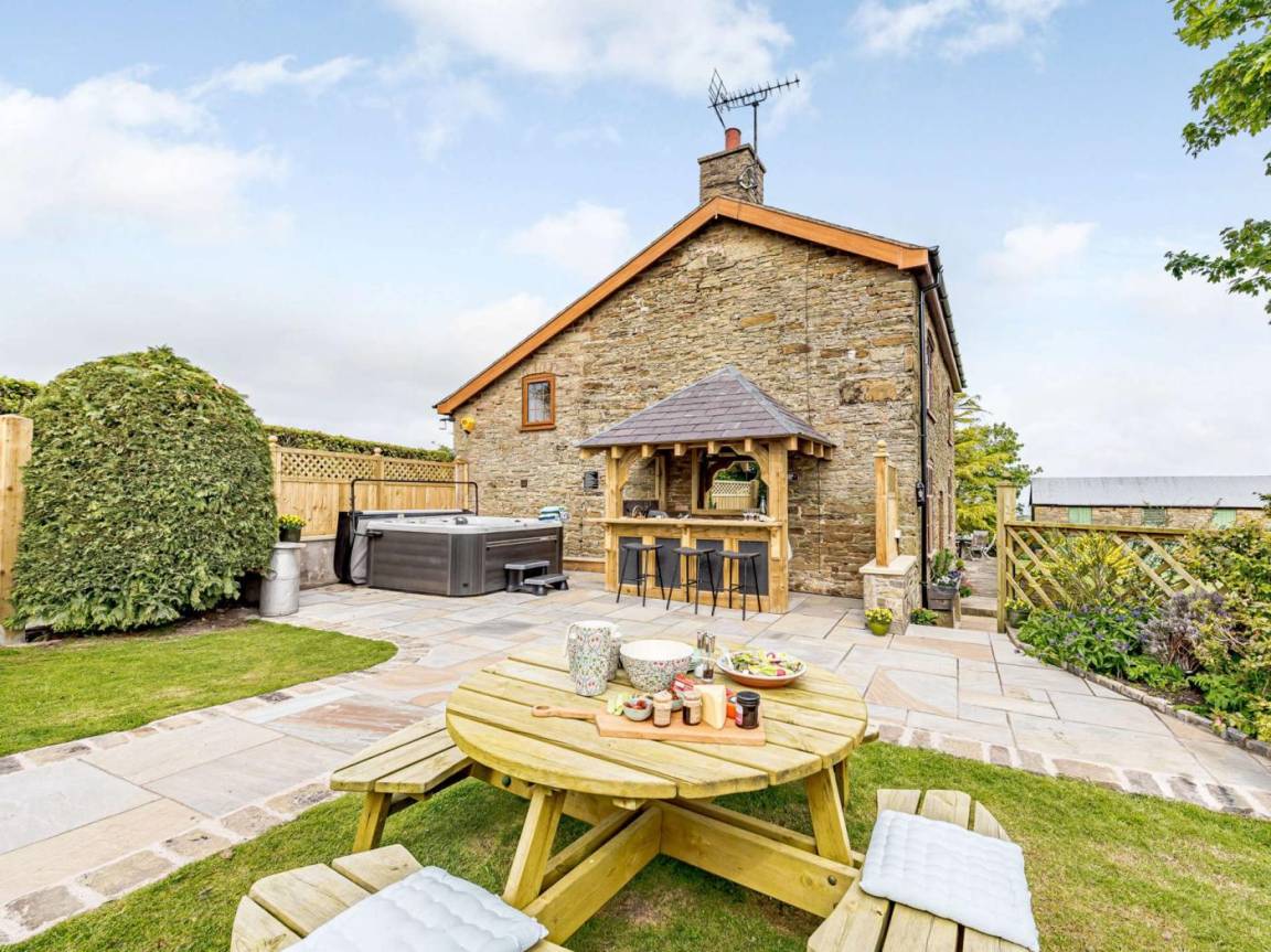 Cottage ∙ 4 Bedrooms ∙ 8 Guests - Thurstaston Beach