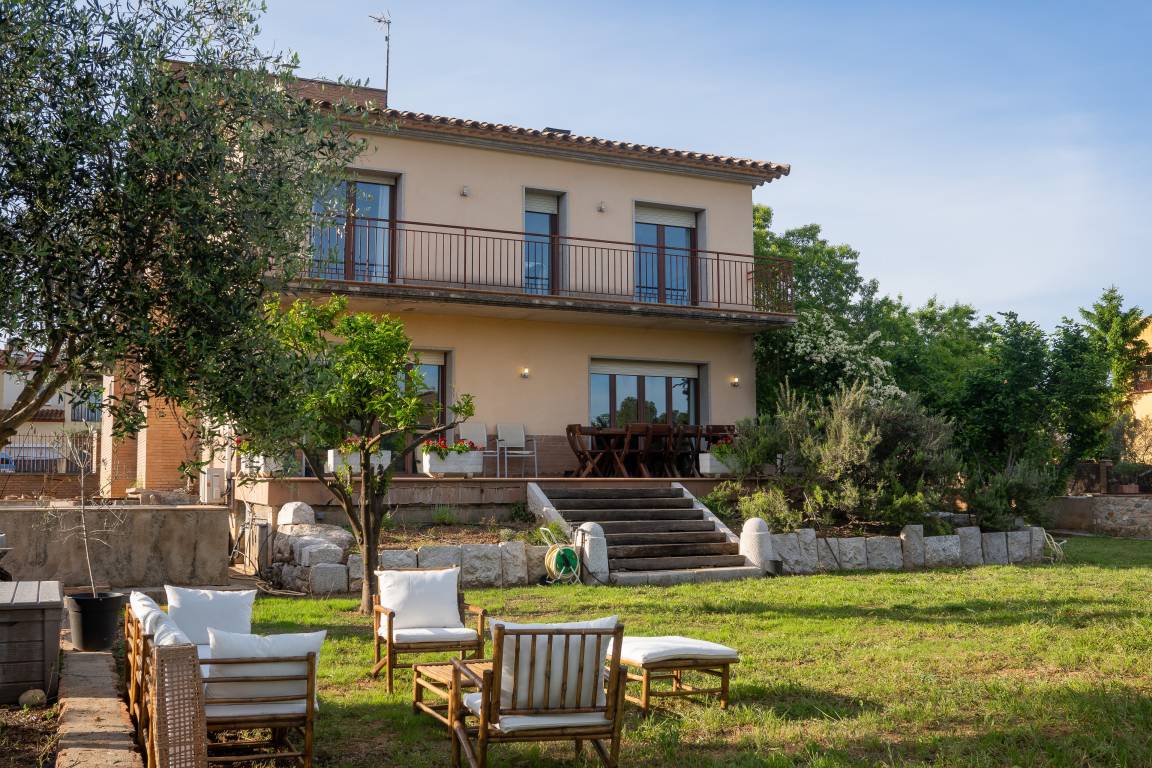 257 M² House ∙ 5 Bedrooms ∙ 13 Guests - Figueres