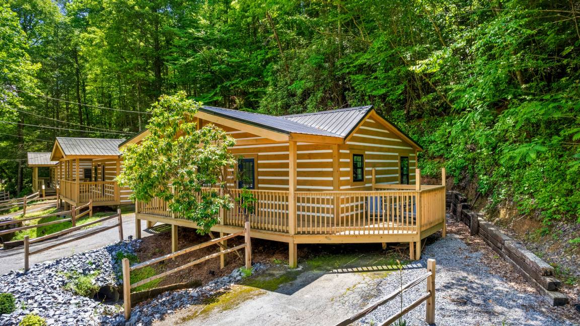 Apartment ∙ 2 Bedrooms ∙ 4 Guests - Gatlinburg, TN