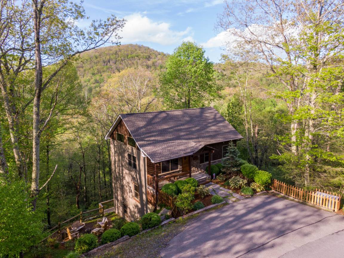 House ∙ 4 Bedrooms ∙ 11 Guests - Blowing Rock, NC