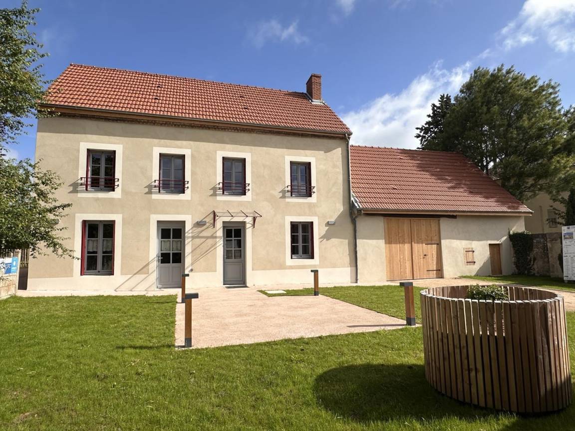 83 M² Gîte ∙ 3 Chambres ∙ 6 Personnes - Commentry