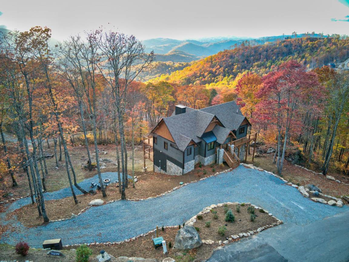 House ∙ 4 Bedrooms ∙ 12 Guests - Beech Mountain, NC