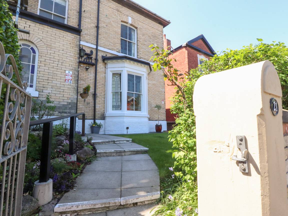 Cottage ∙ 2 Bedrooms ∙ 4 Guests - Southport