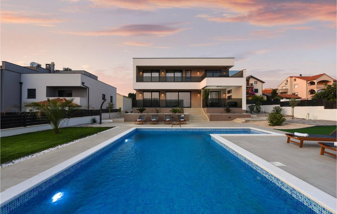 280 M² House ∙ 4 Bedrooms ∙ 8 Guests - Zadar