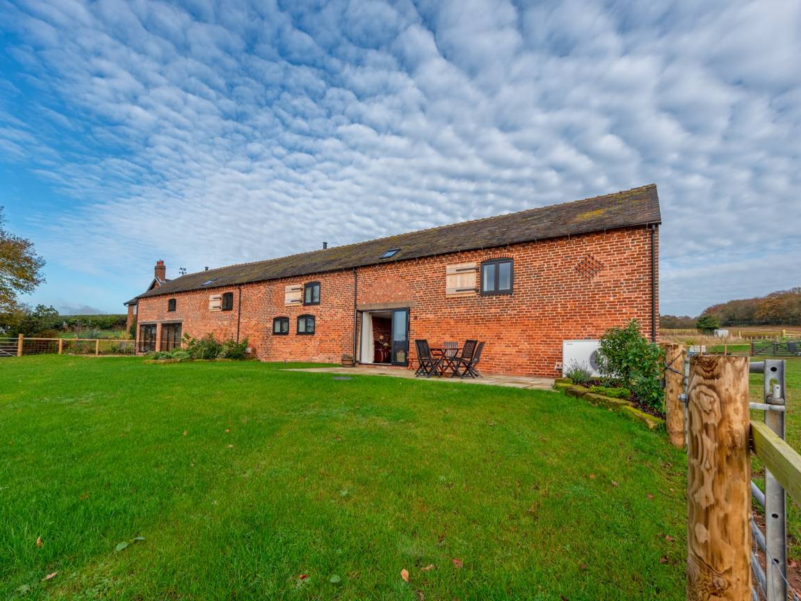 186 M² House ∙ 5 Bedrooms ∙ 14 Guests - Stoke-on-Trent