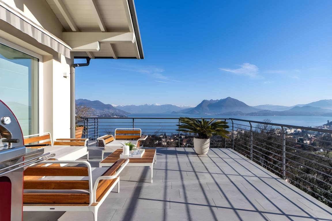 300 M² Villa ∙ 4 Makuuhuonetta ∙ 8 Vierasta - Stresa