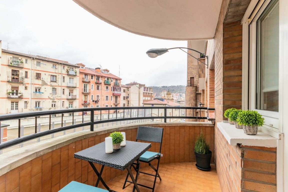 92 M² Apartamento ∙ 3 Habitaciones ∙ 4 Huéspedes - Bilbao