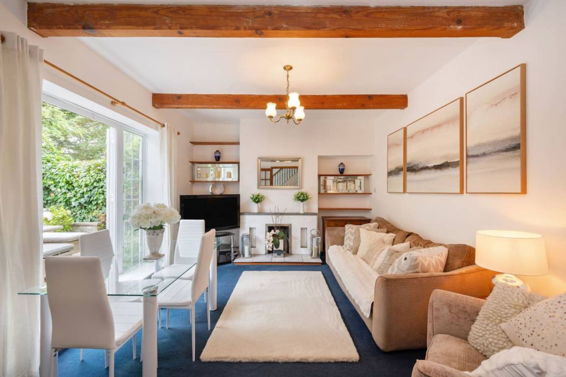 300 M² House ∙ 5 Bedrooms ∙ 8 Guests - Tampines