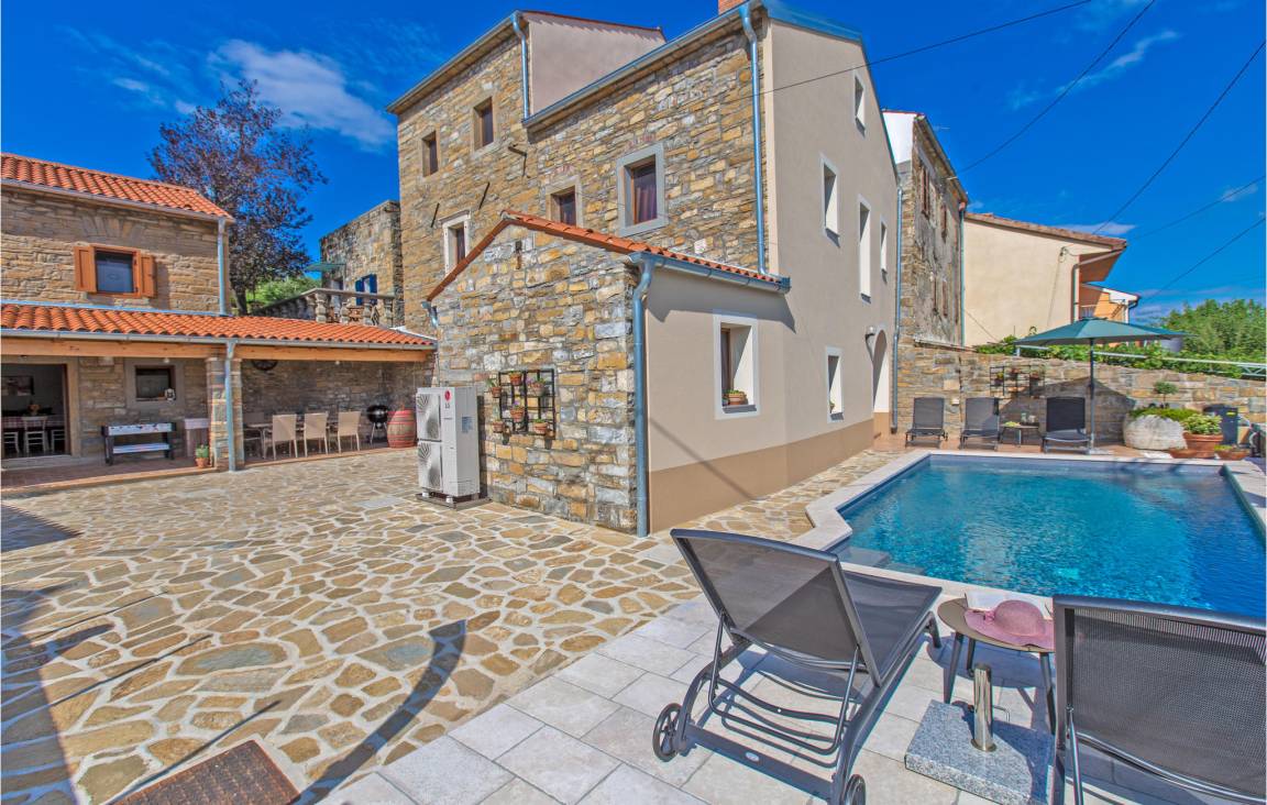 248 M² Huis ∙ 5 Slaapkamers ∙ 12 Gasten - Koper