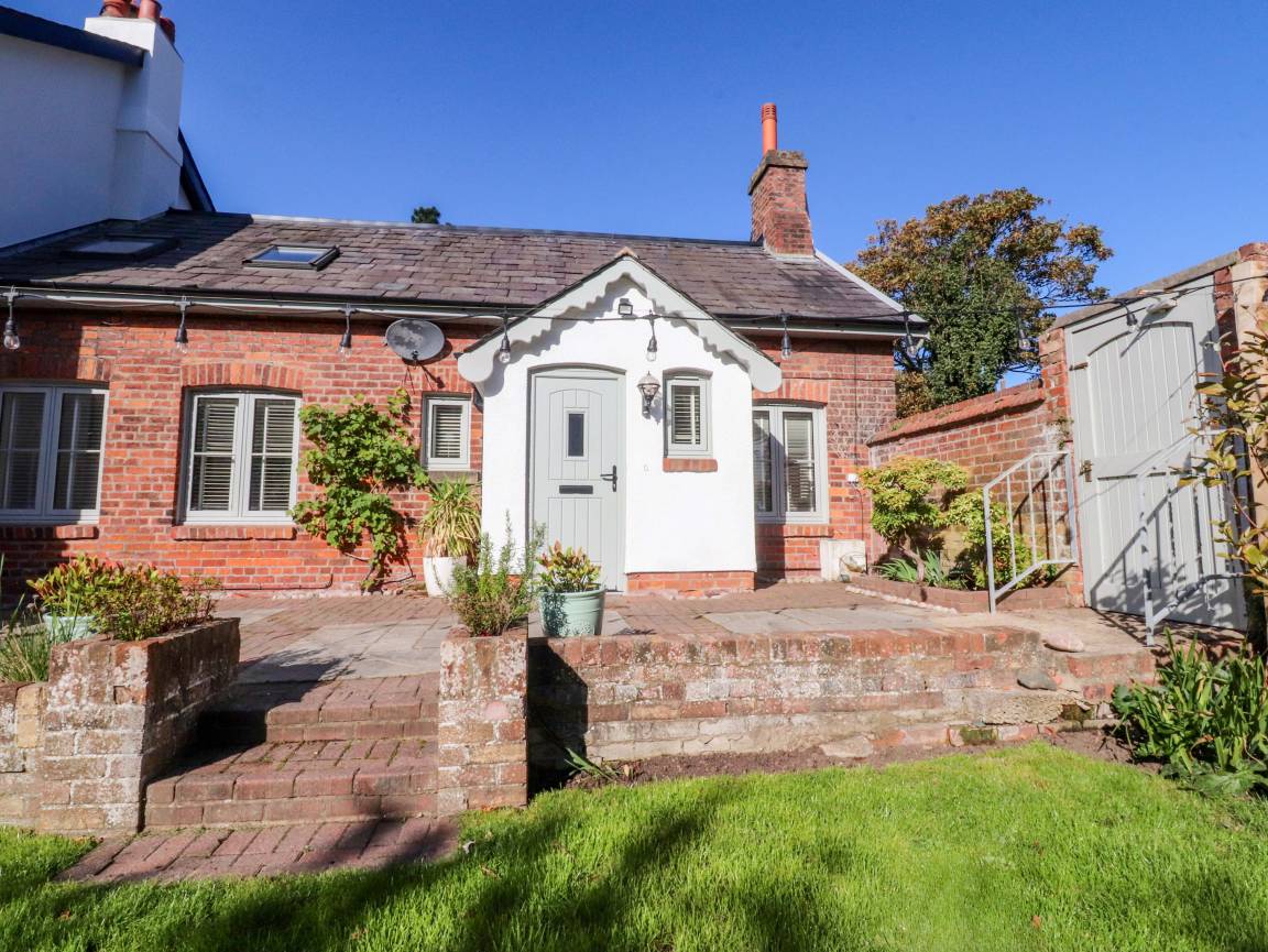 Cottage ∙ 2 Bedrooms ∙ 4 Guests - Lytham St Annes